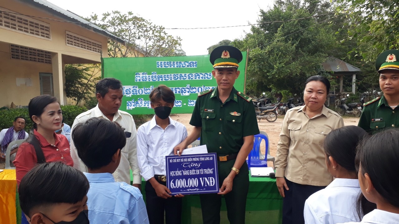 Bộ đội Biên phòng tỉnh Long An: Trao tặng học bổng cho học sinh vùng biên giới Campuchia | Báo ...